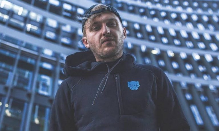 Kartky z tytułowym singlem "Dom na skraju niczego"