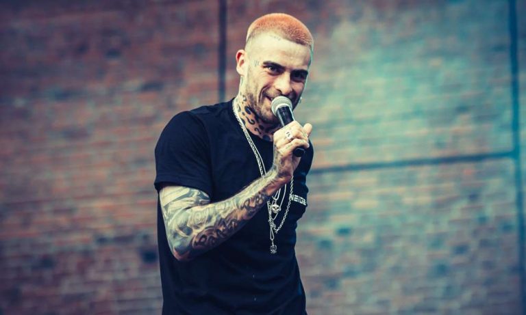 Quebonafide rekrutował do wytwórni tajemniczego rapera