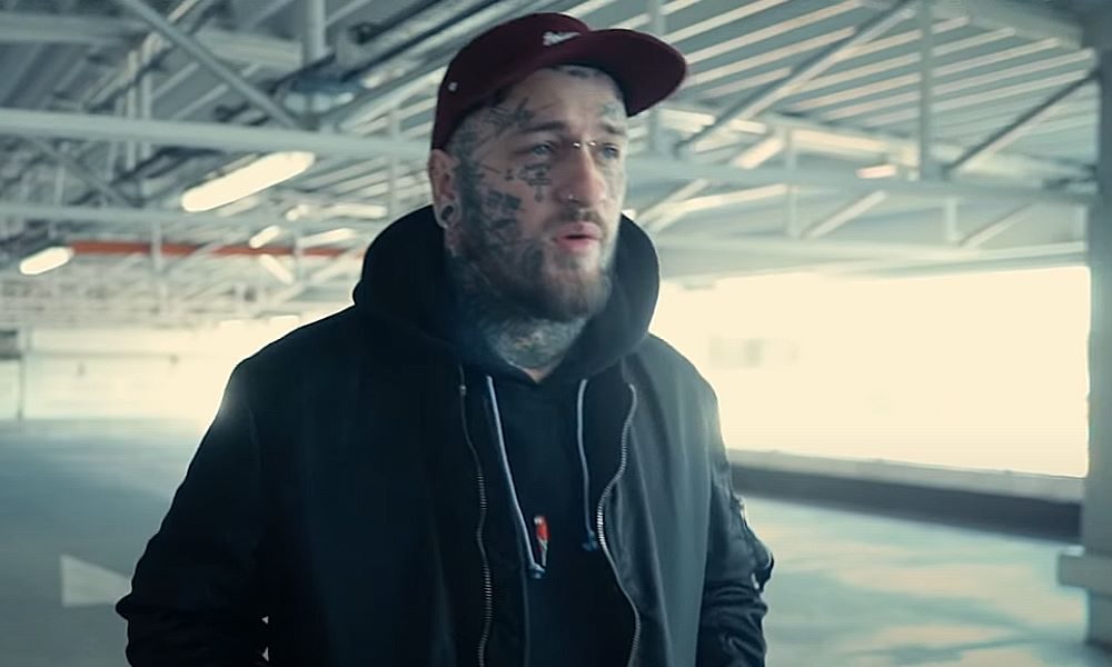 Bonson zmienił zdanie i dołączył do "umierającej" wytwórni