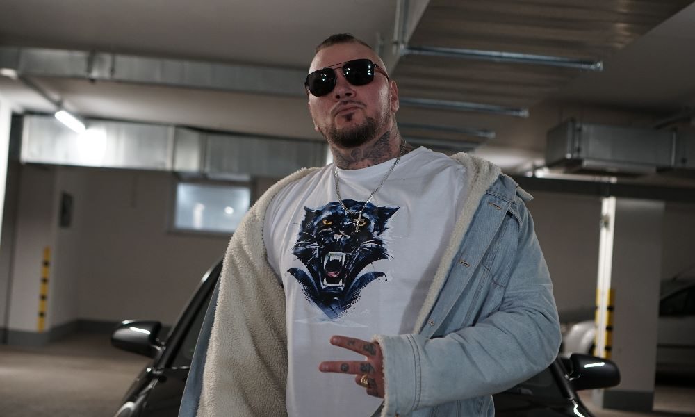 Buczer łączy siły z młodym pokoleniem. Bangerowy singiel "300"
