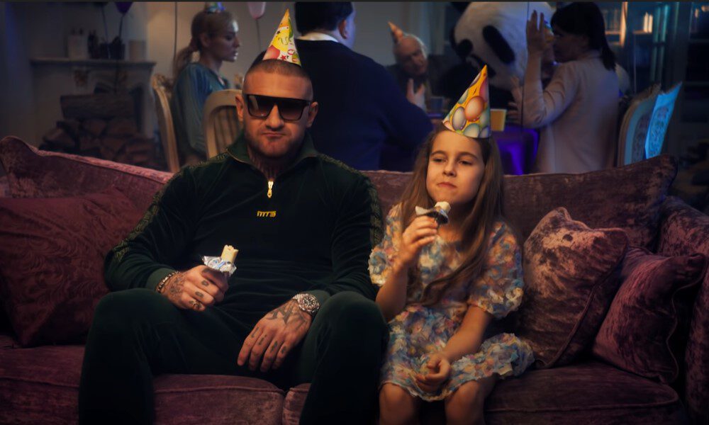 Kizo w drugim odcinku promującym kokosowe batony "Kizzers"