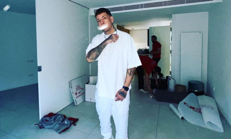 Sentino ujawnił tracklistę i okładkę nowej płyty. "Król w różnych ...