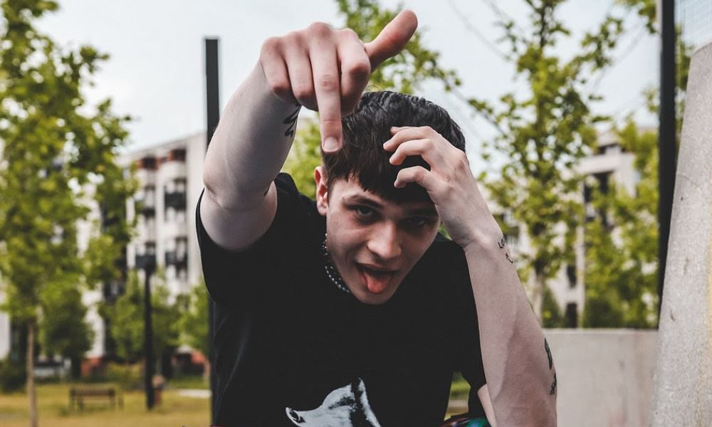 Raper z tajemniczymi dwiema literami zasila szeregi Def Jamu