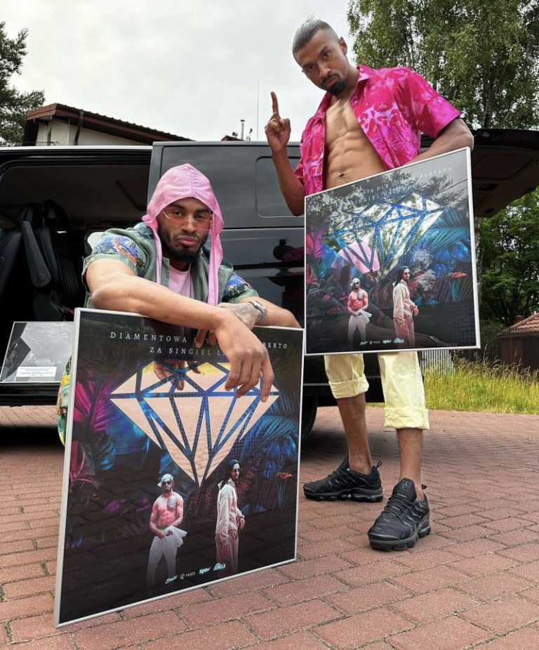 Josef Bratan i Alberto świętują diamentową płytę wakacyjną "Panamą"