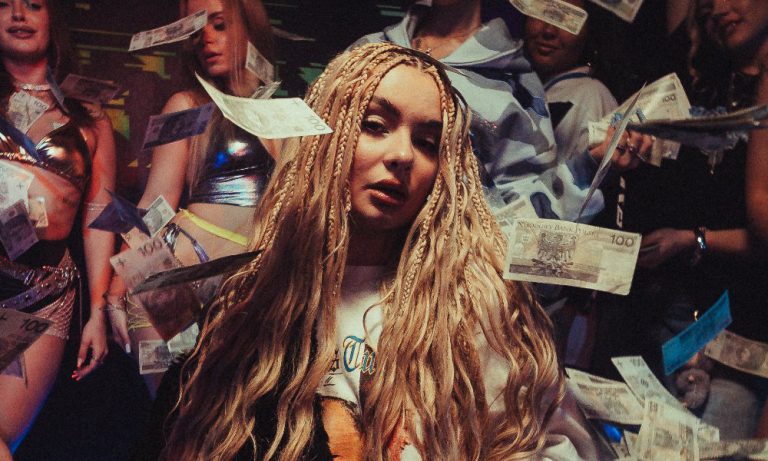 Bambi to już nie bezbronna sarenka. Raperka z dwoma lampartami na smyczy